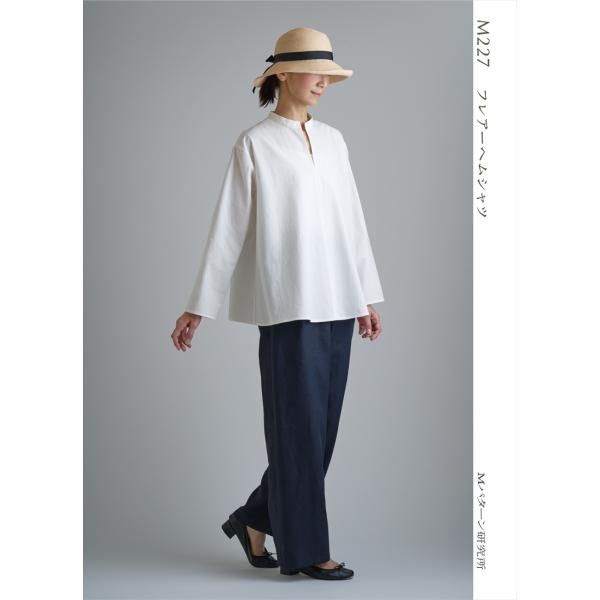 ★タイプ大人(身長160cm前後、バスト75-104cm)◆商品説明裾のドレープが特徴的なフレアーシルエットのシャツ。スタンドカラーでスキッパーあきのプルオーバータイプ。身幅にゆとりがあり、気になる腰のラインを拾わず体型をカバーしてくれます...