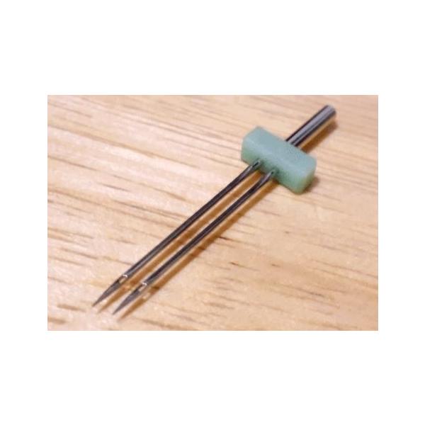 1本入り　2色の糸を同時に使用して並行に縫えます。※EMS92、EMS80、EM210シリーズ、CPU63シリーズ、EMU15〜EMU17、CPS54〜CPS56シリーズに使えます。 在庫の有無や納期、お使いのミシンに使用可能かどうか不明な...