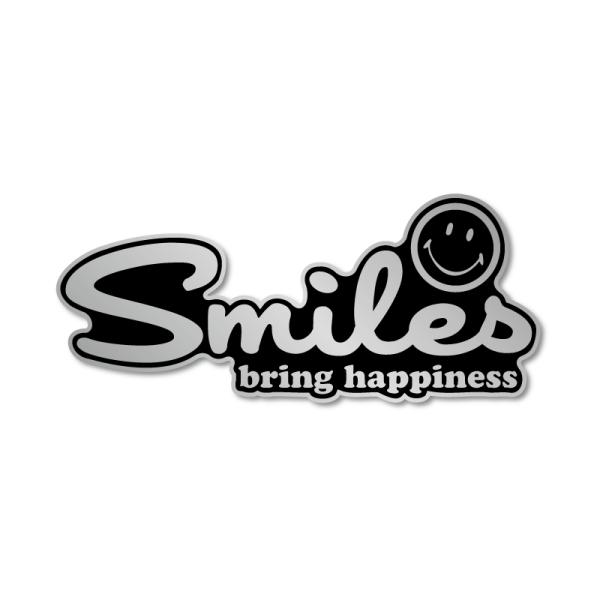 ハッピースマイルなステッカーです。★Smiles bring happiness.★笑顔は幸せを呼ぶ見た目もかわいいアメリカンタイプ。防水・UVカットのラミネート加工済。雨風に強く、車やバイクのボディにも貼れちゃいます。サイズ：たて4.3c...