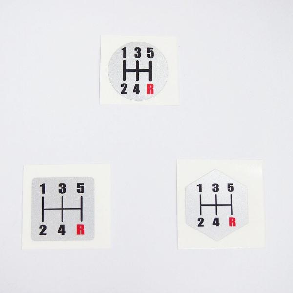 汎用のシフトパターンステッカー。屋外でも使える素材なので、真夏の暑い車内でも長期で使用することが出来ます。人気のシルバータイプです。サイズは2.5cm程度です。ステッカー以外は商品に含まれません。