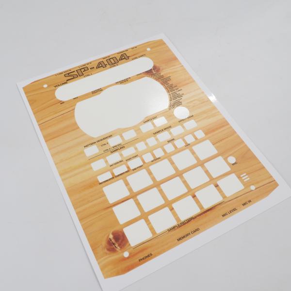 ローランドSP-404サンプラーのカスタムスキンです。明るめの木目で作成しました。ロゴはSP-404ですが、消すことも出来るのでご要望欄でお知らせください。ご要望が無い場合はロゴありで発送します。既存のパネルに物足りなくなったら思い切って個...