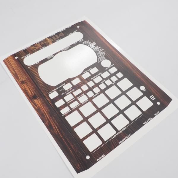 ローランドSP-404サンプラーのカスタムスキンです。渋めの木目で作成しました。ロゴはSP-404ですが、消すことも出来るのでご要望欄でお知らせください。ご要望が無い場合はロゴありで発送します。既存のパネルに物足りなくなったら思い切って個性...