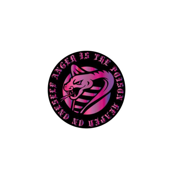 コブラ 名言ステッカー(ピンク)★Anger is the poison heaped on oneself.★怒りというものは、自分に盛る毒である。人気のミラータイプのステッカーになっています。雨風に強く、車やバイクのボディにも貼れちゃい...