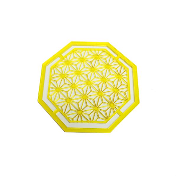 当店オリジナル和柄カットのアクリルコースターです。クリアなアクリル素材で華やぐティータイムを♪ご自分の普段使いでも、ちょっとしたプレゼントにもおすすめです。※こちらはバラ売り1枚のみの商品です。サイズ→縦・横→9.5cm・アクリル厚→3mm...