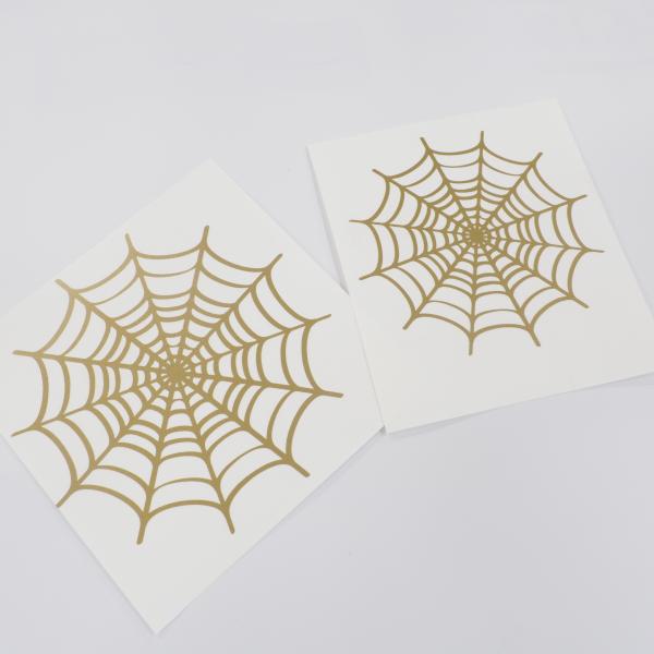かっこいいゴールドのくもの巣ステッカーです。大小2枚セットです。サイズは大きい方が直径15cm、小さい方が直径10cmほどになります。車、バイク、キャリーケースや、屋内でウォールステッカーとしても使えますハロウィンなどの飾りつけにも。ステッ...