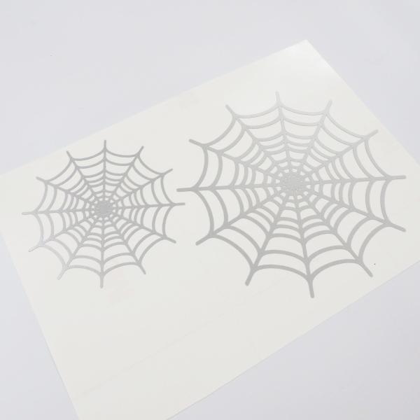 かっこいいシルバーのくもの巣ステッカーです。大小2枚セットです。サイズは大きい方が直径15cm、小さい方が直径10cmほどになります。車、バイク、キャリーケースや、屋内でウォールステッカーとしても使えますハロウィンなどの飾りつけにも。ステッ...