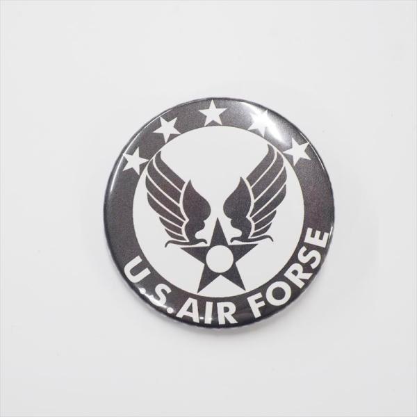 かっこいいアメリカ空軍マークの缶バッジです。邪魔にならないサイズなので、帽子やリュックの持ち物や、オーバーオールやトレーナーなどのワンポイントにも 。★サイズ★直径32mm※缶バッジの裏は鋭利な針のようになっております。怪我等なさいませんよ...