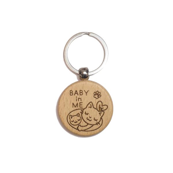 ※1個※お腹に宿った大切な命を守る為に、妊婦さん用のマタニティマークのキーホルダーです。ウッド素材で温かみがあり、シンプルでやさしいデザインになっています。周りの方の配慮が必要な時に役立ちます。かわいいネコのオリジナルデザインで短いマタニテ...