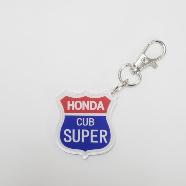 カブ乗りさんにピッタリ。マニアックコレクションオリジナルのカブキーホルダーです各車種より選べます。邪魔にならない小さめサイズです。アクリル部分タテ3.5cmヨコ3cm厚み3mmキーホルダー以外は商品に含まれません。プレゼント用の梱包はお受け...