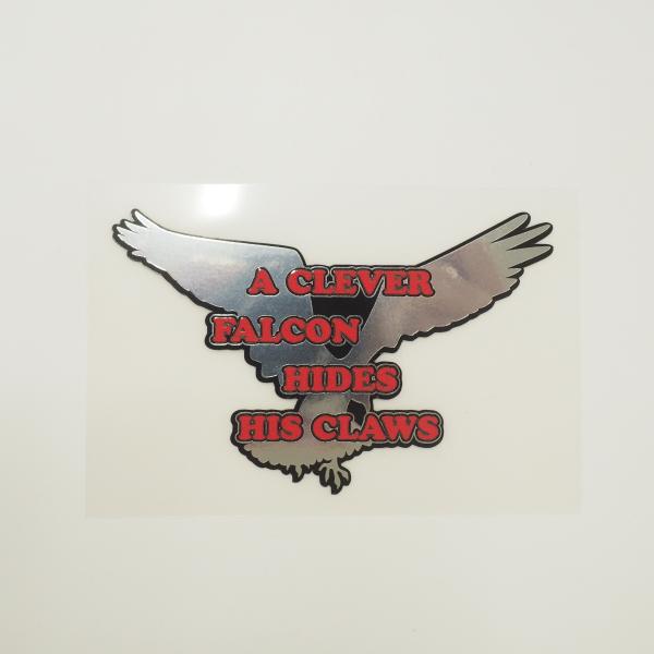 深い意味はありません。縁起のいいことわざステッカー★A clever falcon hides his claws★能ある鷹は爪を隠す人気のミラータイプのステッカーになっています。雨風に強く、車やバイクのボディにも貼れちゃいます。サイズ：横...