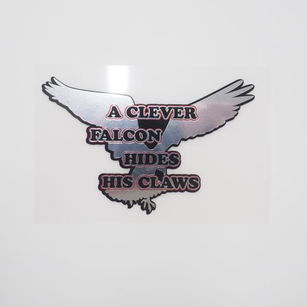 深い意味はありません。縁起のいいことわざステッカー★A clever falcon hides his claws★能ある鷹は爪を隠す人気のミラータイプのステッカーになっています。雨風に強く、車やバイクのボディにも貼れちゃいます。サイズ：横...