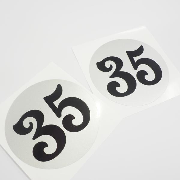 ゼッケンやワンポイント用ステッカー。数字選択可能です。購入後、「注文に関する問い合わせ」からご希望の数字を「2桁」でご連絡ください。同じ番号の2枚セットになります。シックなフォントでビンテージ感がでます。バイクや小物などにいかがですか。サイ...