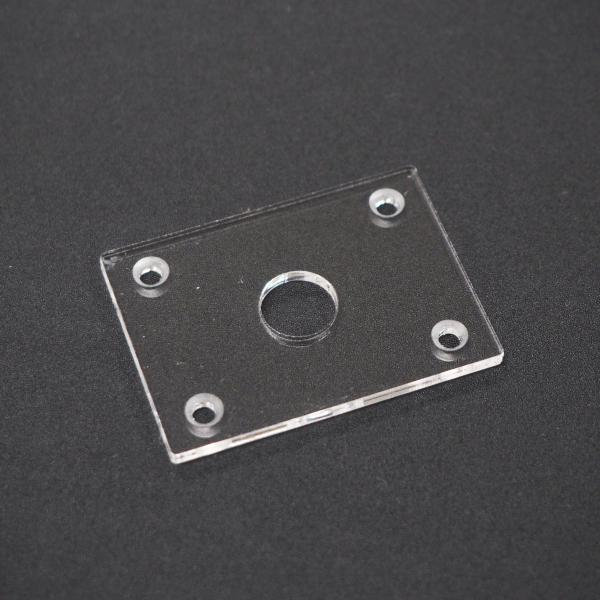 フラットタイプのジャックプレートアクリル2ミリの物をレーザー加工機でカットしています。締めすぎると割れやすくなりますのでご注意願います。ギターに合わせて曲げる場合は、80度以上の熱をかけると曲がります。
