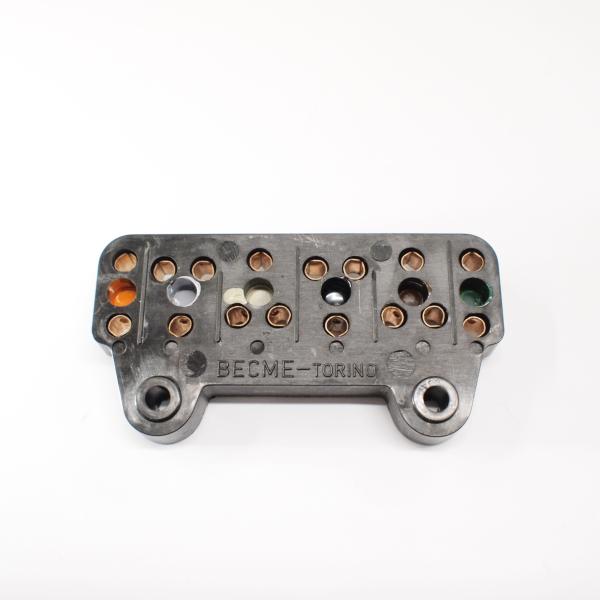 ランブレッタ1型/2型に使えるジャンクションボックスです。175タイプですが、普通の抵抗等も付いていないジャンクションボックスなので1/2型全般に使用できます。ハンドル開けて見るとこの部品が入っておらず、配線がひどい状態の車両も多いです。こ...