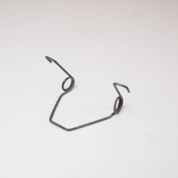 Carelloタイプのスプリングです。同形状の物が使われている車両用です。Carelloタイプは流通量も多くない為、補修部品もなかなか手に入らないです。小さな部品ですので、劣化で破損してしまっていたり、紛失してしまっている車両も多い部分です...