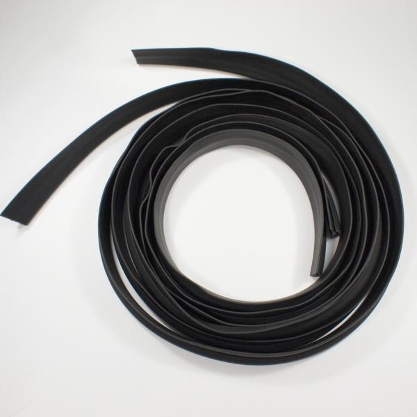 Scootopiaのランブレッタのサイドパネルラバー　ブラックです。 左右分2本で1セットです。長さは調整されておりませんので、 車両に合わせてカットして使ってください。 脱落防止にも必要な部品です。し、 他の物で代用することのできないパー...