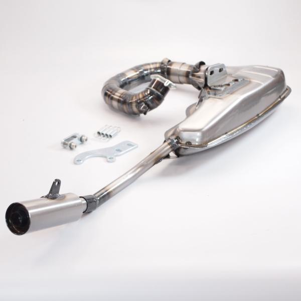 ランブレッタのスタンダードシリンダー向けのエキゾーストです。1/2/3型に装着可能です。スタンダードシリンダーであれば、225ccくらいのボアアップでも十分対応できます。容量が大きく、効率が良くなっています。クラブスポーツボックスエキゾース...