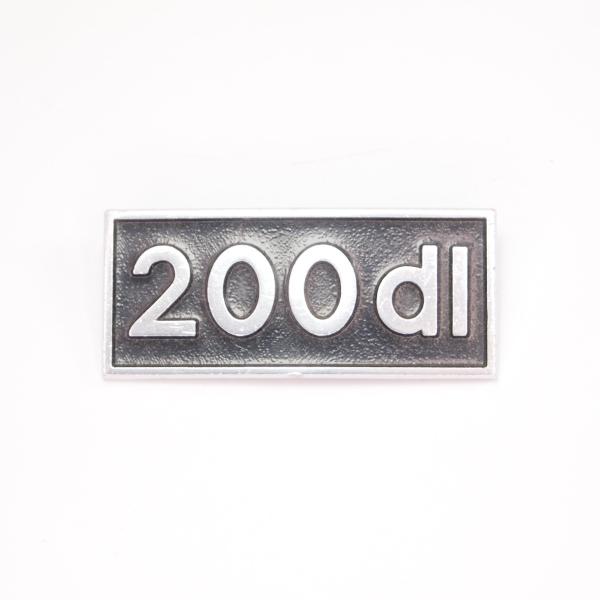 ランブレッタのレッグシールド部分のバッジです。サイズは51.5x22.5mm程、ピンピッチは36.5ｍｍ程です。casa Lambrettaブランドという事もあり、なかなか良くできています。他メーカーの物で安い物も見かけますが、怪しい物を買...