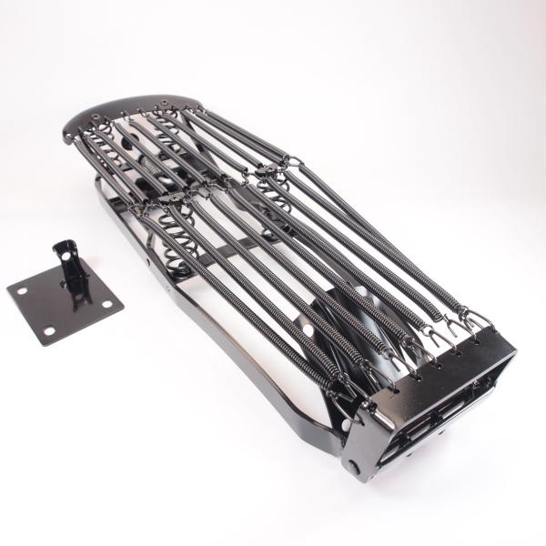 ランブレッタのシートフレーム キャッチ付きです。DLのジュリアーリタイプです。ご覧の通りですが、ペガサスシートなどでもおなじみのMADE IN ITALY製でとてもよくできてます。DLのジュリアーリタイプのカバーもスムーズに装着可能です。D...