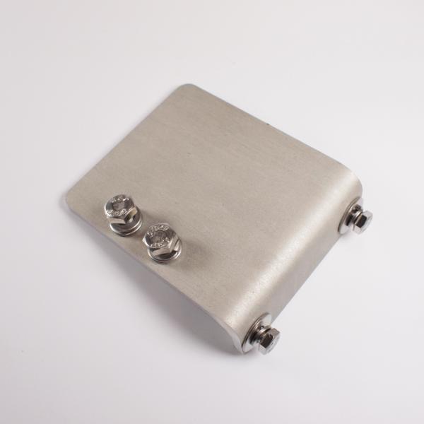 TD-Customのブラケットです。ステンレス製でしっかりしています。CDIはDucatiタイプの物が適合します。レギュレーターマウントの無いタイプで、CDIのみマウントできるタイプです。ネジをうまく避けることが出来れば、裏面にレギュレータ...