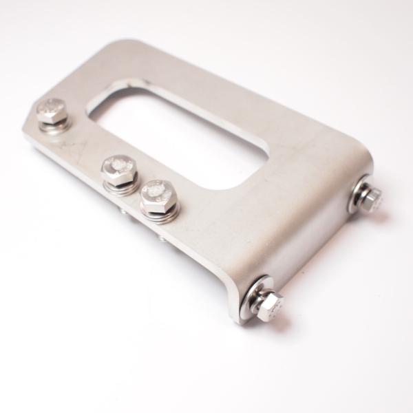 TD-Customのブラケットです。ステンレス製でしっかりしています。CDIはピアジオタイプの物が適合しますが、レギュレーターはピアジオ純正タイプではなく、BGMタイプの1点固定の小型レギュレーターに適合します。固定場所は純正コイルの装着さ...