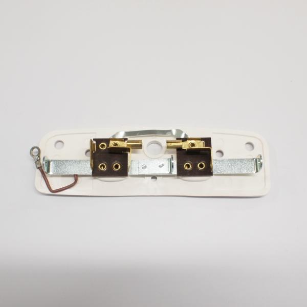 ランブレッタ1型、2型前期用（-1960）のショートテール用のバルブホルダーです。Casa Lambretta製で、バルブは3個付くタイプです。以前出回っていた縦にバルブホルダーが付いているタイプはレンズが当たって装着しにくかったですが、コ...