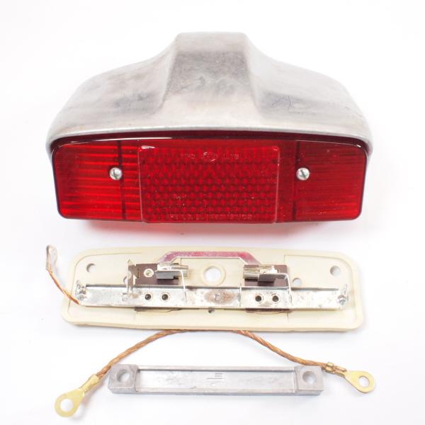 ランブレッタ1型、2型前期に使えるテールレンズ/ボディ/バルブホルダーのセットです。Scootopiaのリプロ品です。CEVタイプです。2型はガスケットをご用意いただければ後期型でも使用可能です。レンズはもちろんですが、ハウジングの造りはか...