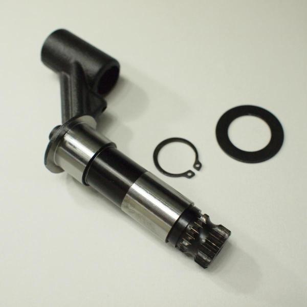 EVERGREENのキックスターターシャフトです。 弊社でも何度か使っていますがリーズナブルですし物も良いです。スプラインがだめになってしまっている車両も多く、無理矢理装着されている車両も良く見かけます。 内部が疲労で折れて何ともならなくな...