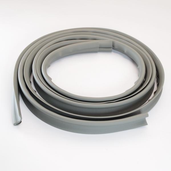 CASAランブレッタのサイドパネルラバー　グレーです。ボディにフィットするゴムの形が良いですし、大きくはみ出さないので見栄えもいいです。長さは調整されておりませんので、 車両に合わせてカットして使ってください。