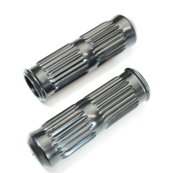 GP/DLタイプのグリップです。cometa等Lui系もこのタイプです。1/2型には使用不可です。casa Lambrettaブランドのグリップです。見た目も質も問題無いです。レストア中の方はもちろんですが、ハンドル周りのリフレッシュをご検...