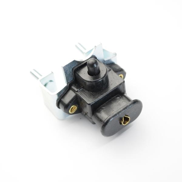 ランブレッタのタブレーキスイッチです。1端子のタイプです。マウント部分ネジ間ピッチは調整して装着してください。広がっているのでそのままでは入らないと思います。ブレーキスイッチのタイプは種類がありますので、必要な部品をご確認の上購入をお願いします。