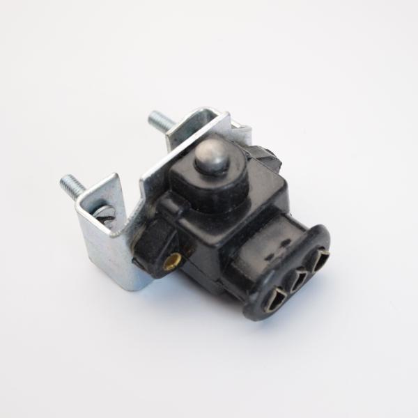 ランブレッタのタブレーキスイッチです。3端子のタイプです。マウント部分ネジ間ピッチは調整して装着してください。広がっているのでそのままでは入らないと思います。ブレーキスイッチのタイプは種類がありますので、必要な部品をご確認の上購入をお願いします。