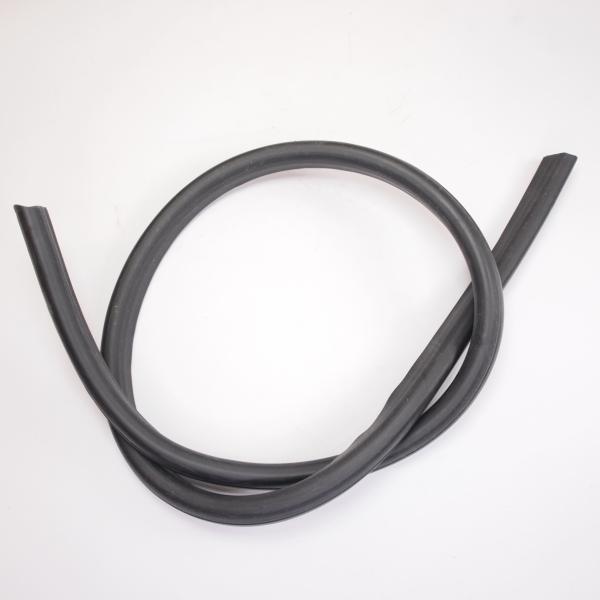 ツールボックスとフレームの間に入っているゴムです。1-3型のツールボックスに使用可能です。新品でつぶれていない為、装着しにくいという方もいると思います。その場合、曲がる部分の内側にV時の切れ込みを入れると装着しやすくなります。レストア時に交...