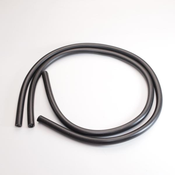 Lambrettaのレッグシールドビーディングです。casa Lambretta の物です。1/2/3型に使用可能ですが、黒なのでGP/DLに似合います。純正色にこだわらないのであればその他車種にも使えます。長さは約85cmが2本です。交換...