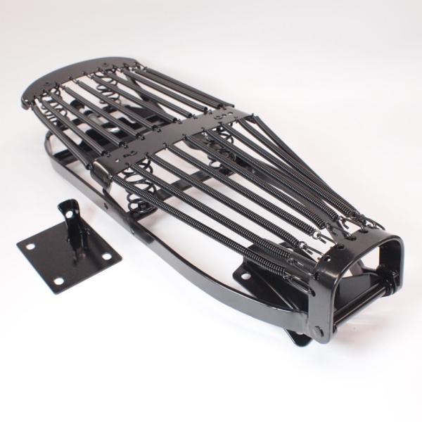 ランブレッタのシートフレーム キャッチ付きです。3型のスタンダードタイプですが、1/2/3型何れも使用可能です。ご覧の通りですが、とてもよくできてます。 純正タイプのカバーもスムーズに装着可能です。 造りの悪いベースを使用している方や、ベー...