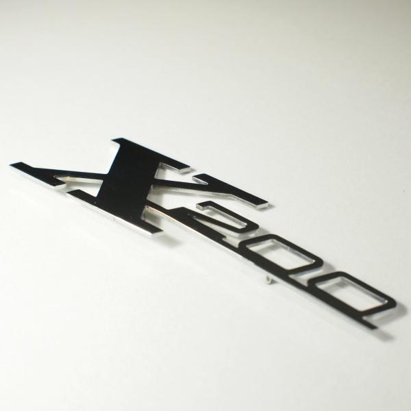 ランブレッタSX系のレッグシールドバッジです。casa Lambrettaの物です。カットもしっかりされており、良くできています。カスタムにも使えるバッジです。レストア中の方にもおすすめできるパーツです。