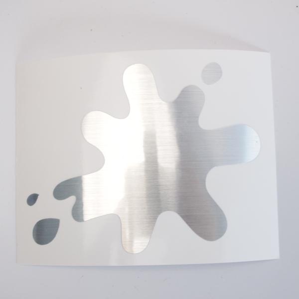 ランブレッタ GP/DLのインクスポットステッカーのリプロ品です。サイズは約96x75mm程です。メタル調のヘアラインシルバーです。ランブレッタだけではなく、ベスパPX等のレッグシールドや、車に貼っても似合うデザインです。画像の物には貼られ...