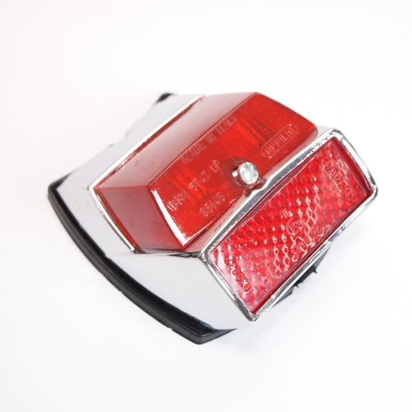 ランブレッタLui50系のテールASSYです。ガスケットラバーもついています。割れてしまったりメッキがダメになっている物、違う車両の物が無理やり取り付けられている物なんかは特に交換してほしい部分です。変なテールがついている方は特に、ここが変...