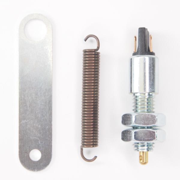 ランブレッタ 1型以前のモデルや、ベスパワイドフレーム/ラージフレーム等ブレーキスイッチがないモデルに、後付けでブレーキスイッチを付ける場合に使うスイッチです。1946-1958年くらいのモデルに使うことが多いパーツです。スイッチは引っ張っ...