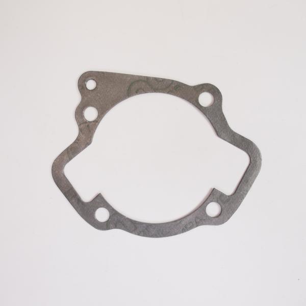 ランブレッタJ系、Lui系のシリンダーベースガスケットです。分離給油モデル用のガスケットですが、混合モデルにも使用可能です。厚みは0.6mm程です。エンジンOH、シリンダー脱着時には交換しをおすすめしているパーツです。