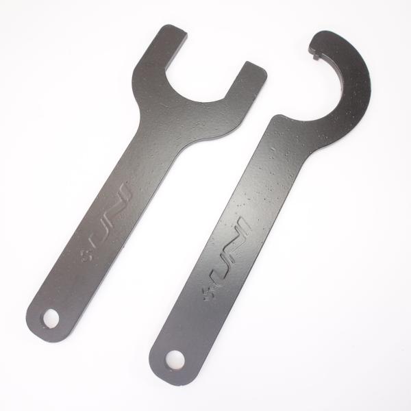 ステアリングヘッドベアリングレンチです。ランブレッタ1-3型全般に使用できます。フックレンチと薄型スパナのセットです。ある程度強度がある薄いスパナが無いとステムヘッドのベアリングがしっかり固定できません。緩みやすい部分ですし、緩んでしまうと...