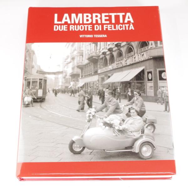 ランブレッタ関連の写真集みたいな本です。言語はイタリア語です。全356ページとなっています。歴史、当時の記事等も載っており、ビンテージスクーター好きの方にもおすすめの書籍です。少し高めですが、コレクションにもおすすめです。新品ですが輸送の関...