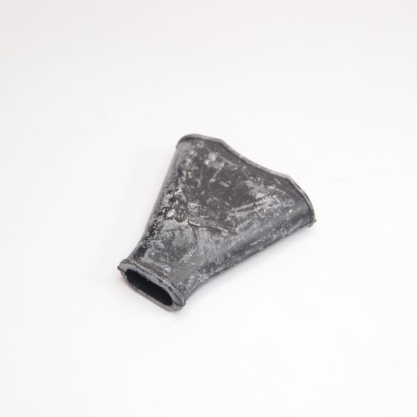 casa Lambrettaブランドの物です。Vega、Cometaのハンドルシフト部分についているカバーです。コレが無くても走ることもできますが、シフトケーブルの接続部分の防塵に一役買ってくれるパーツです。この部品が無くてお探しの方も多い...