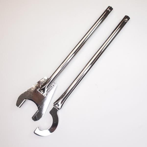 ランブレッタ1-3型、J、VEGAに使用できるステアリングヘッドレンチです。MBDブランドの特殊工具です。薄いスパナを持っていれば固定もできますが、ここまで薄い物はなかなかないので、出来れば専用工具を使用して固定したい部分です。工具で固定し...