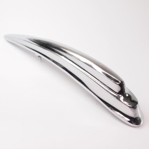 GTR、Sprint等に使用できるサイズのフェンダークレストです。ネジ固定タイプです。全長約210mm、ピンピッチ85mm程です。砂型鋳造、メッキ仕上げです。フェンダーのラインが合う車種であれば、穴を開けなおして他車種に使用するのも良いと思...