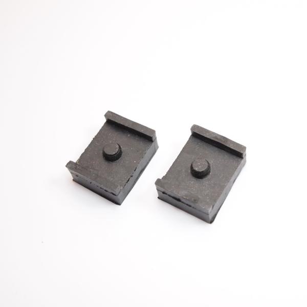 VL1、VB1等のタンク上のマウントラバーです。ピアジオ純正品番 013821 の互換品です。劣化で硬化してしまうパーツです。欠落してしまい他の物で代用している車両の方必見です。レストア車だけではなく、タンク脱着の際気になる場合は交換してお...