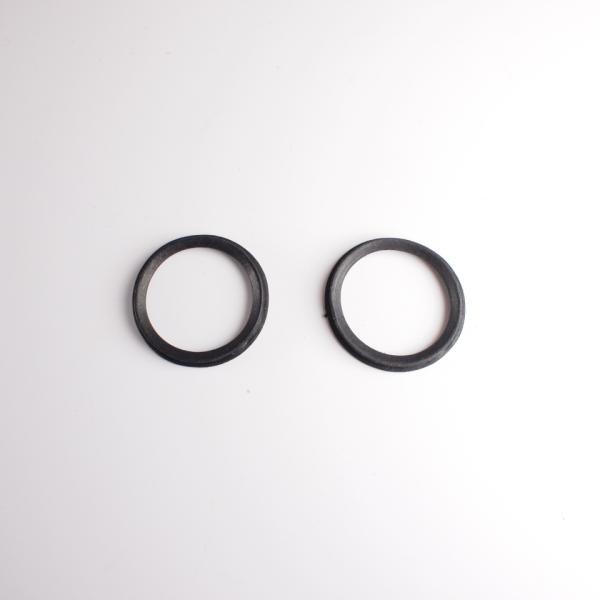 ベアリングを交換する際にはもちろんですが、フォークからフロントハブを外すなら交換したい部分です。 形も中心が窪んでいるので、代用の効かないパーツです。 日本では入手しにくいタイプのシールです。フロント周りのリフレッシュをご検討の方に。