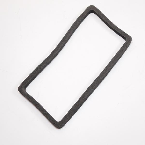 PX系のフロントウインカーレンズ、ボディ部分に入れるガスケットです。販売は1枚単位です。左右交換の場合は2枚必要になります。クッションの役目もしているので、入っていないとダイレクトに振動が伝わりレンズにヒビが入りやすくなります。レンズ交換の...