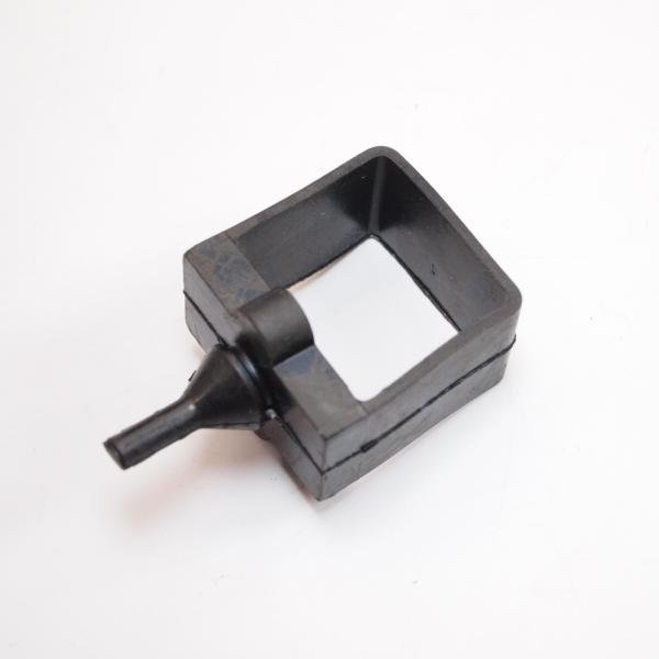 PX系のウインカーリレーブラケットです。ゴム製品なので切れてしまっている車両も多い部分です。ピアジオ純正品番 290222、164343 です。交換用、予備にもおすすめです。