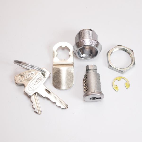 ベスパスモール系のサイドパネルフラップのロックです。zadiのキーです。ノーマルはレバーだけですが、そのレバーを外し、これと入れ替えるというものです。装着は、レバーを削って取り外し、穴をシリンダー径に合わせてこのシリンダーを入れる物です。サ...